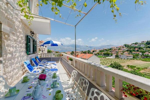 Comfortable Holiday Home With Terrace - Dugi Rat