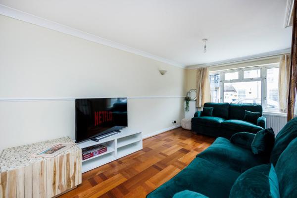 2 Bedroom House In Croydon With Free Wi-fi Sleeps 5 Long Stays - East Croydon