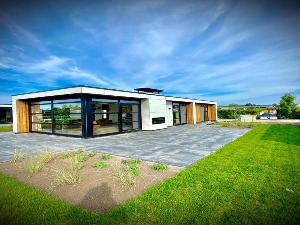House With Three Bathrooms, On A Holiday Park - Huizen
