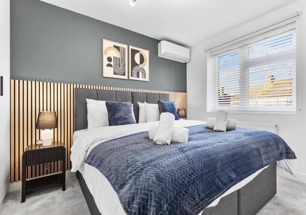 4 Bed House Sleeps 8 - Free Parking - Wifi - Brentford