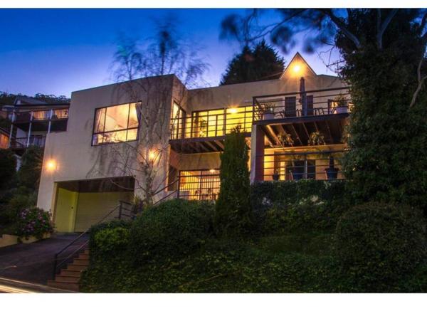 Spacious 6-br & 3 Baths House In Prime Location - Hobart
