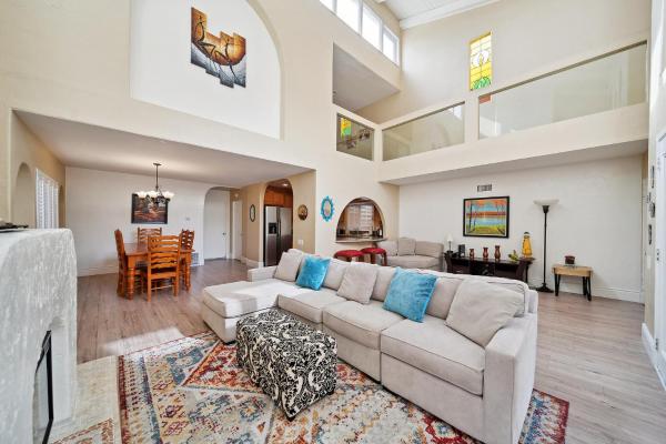 Coastal Pet Friendly Gem Near The Beach And Shopping - Newport Beach, CA