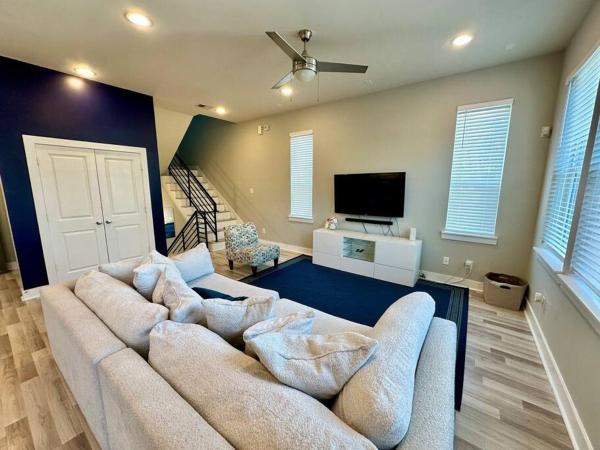 Modern Luxury 3 Bed 3 Bath Home With Workstation, 2 Car Garage! - Houston, TX