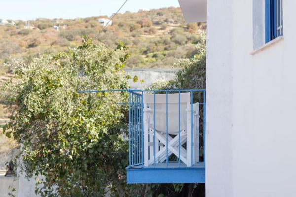 The Blue And White House - Kea