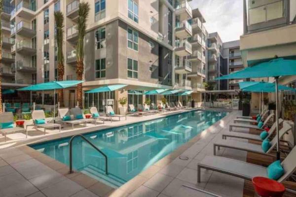 Luxury Penthouse Loft W Pool Gym Americana - Burbank