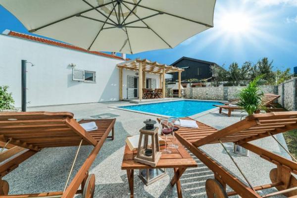 Villa With Pool Near Beautiful Sandy Beach - By Traveler Tourist Agency Krk - Id 2506 - Nin