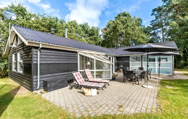 Gorgeous Home In Glesborg With Kitchen - Tanska