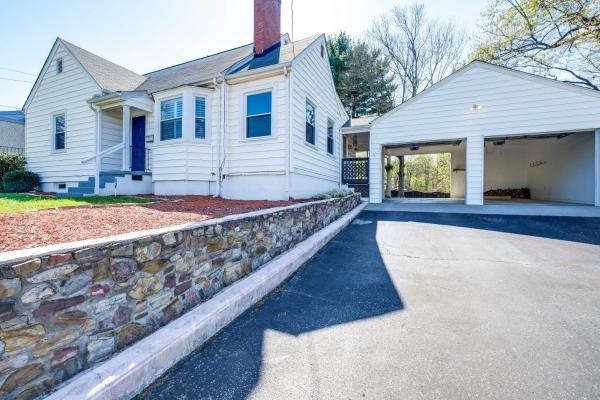 Movie Theater! Family Home, 5 Mi To Dtwn Roanoke - Roanoke, VA