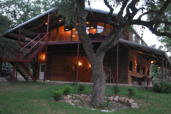 Rockin' B Ranch Creek View Barndominium - Texas