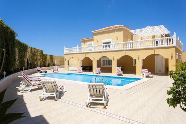 Luxurious Villa 1,5 Kilometers From Costa Adeje - Costa Adeje