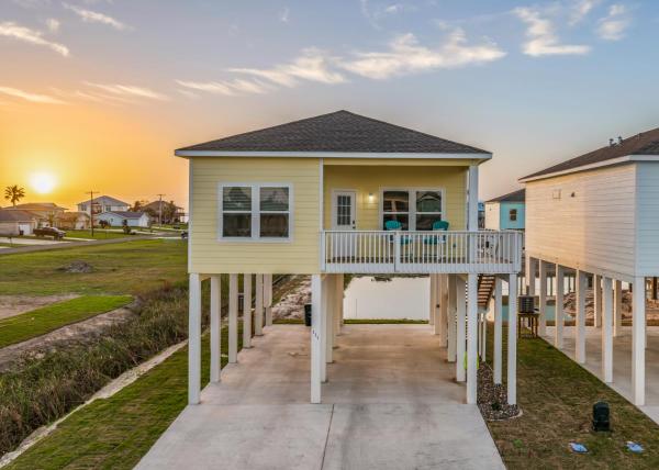 Cozy Bay Cottage With King Master Suite, Fire Pit And Pool - Rockport, TX