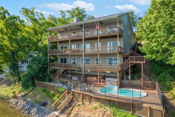 Lakefront Ozarks Home Tiki Bar, Pool, Deck, Views - Estados Unidos