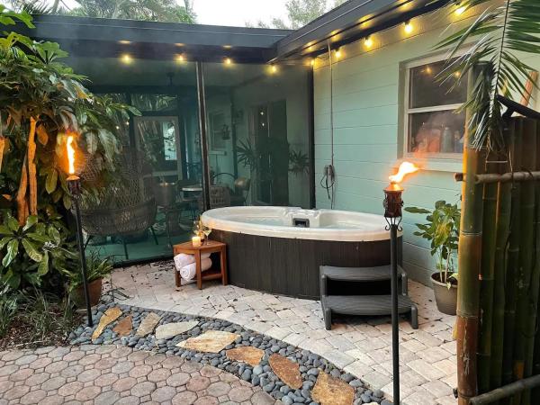 Palma Sola Oasis! Cozy Tropical Home With Putting Green & Spa Minutes From Ami! - Bradenton, FL
