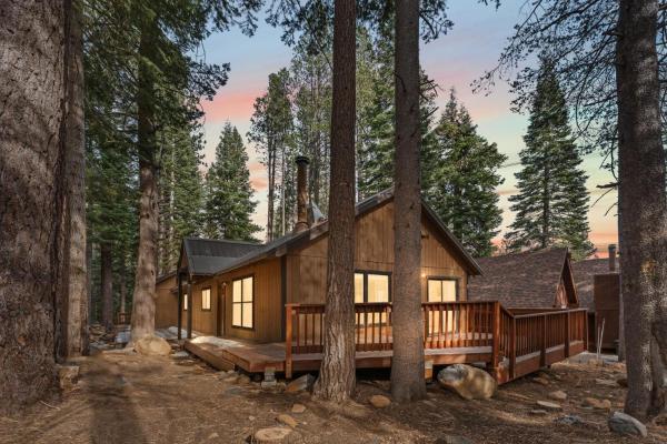 Tahoe Donner Cozy Cabin - Truckee, CA