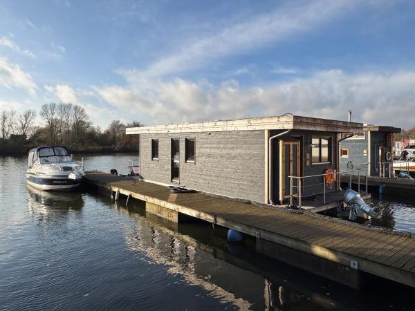 Hausboot Diva Mit Kamin - Winter Auf Der Dove Elbe - Hamburg