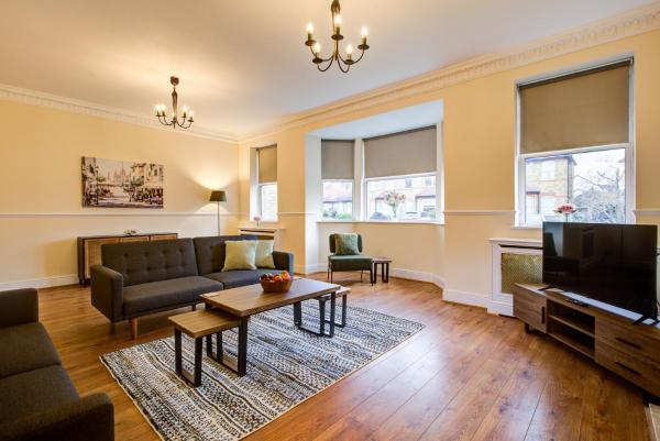 Spacious 4 Bedroom House With Free Parking - Romford
