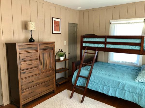 Manistique Stone Cottage By Simple Life Rentals - ドア, WI