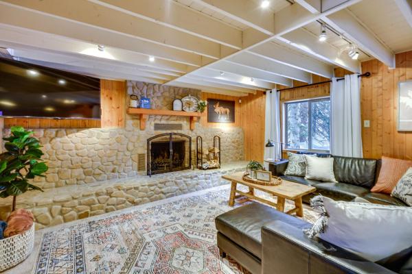 Solitude Mountain Cabin Creek-side View And Hot Tub - Flensburg
