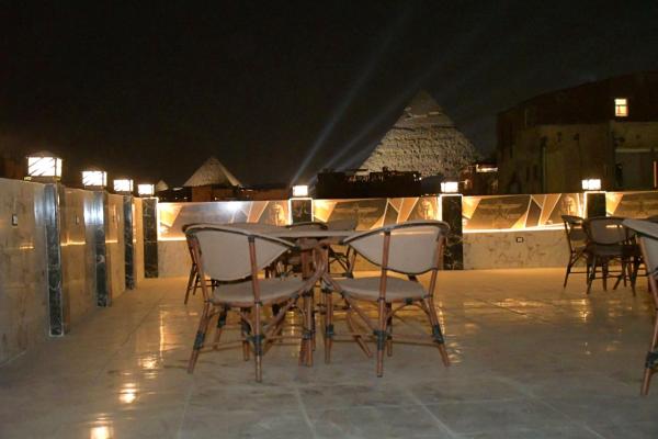 The View Pyramids Gold One - Gizeh