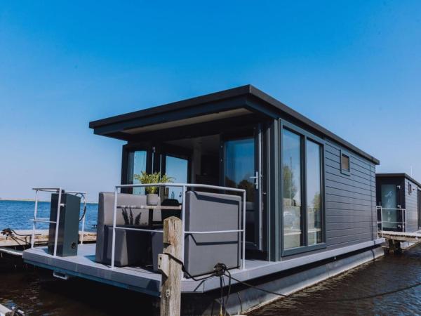 Modern Houseboat With Air Conditioning Located In Marina - Uitgeest