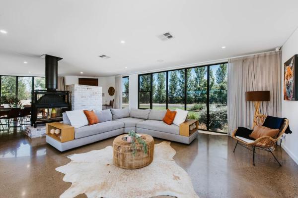 The Wine Manor - Lavish Poolside Living - Mudgee Airport