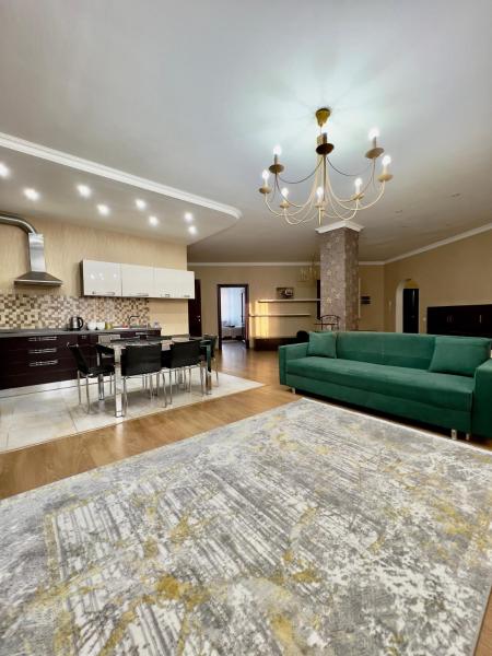 205 Очень теплая 3 комн квартира у Байтерека с 3 большими кроватями и раскладным диваном для 1-8 человек - Nur-Sultan