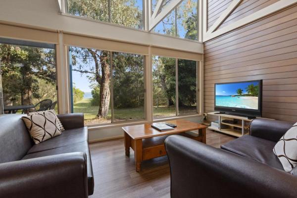 Omeo - Waterfront Retreat - Loch Sport