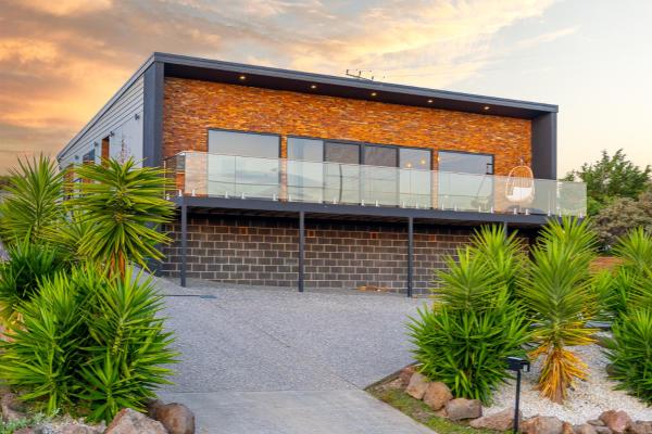 Luxurious Hobart Holiday Home With Stunning Bay Views - Affordable, Family-friendly, And Stylish - Hobart