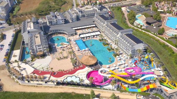 Dream World Palace - Side