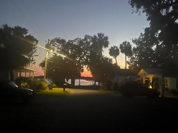 Leaning Oak Bungalow - Cedar Key, FL