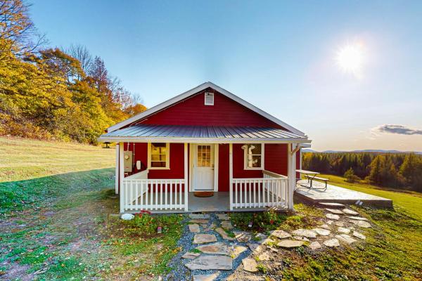 Whispering Pines Retreat - Willoughby State Forest, Sutton