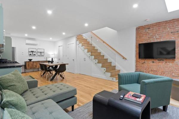 Chic 2br Top Floor Retreat With Rooftop Near Subway - 密西沙加