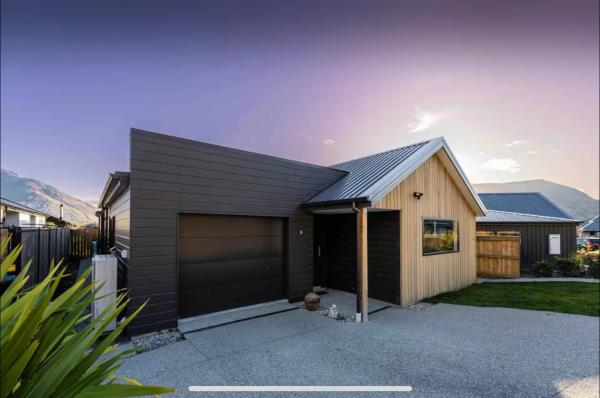 Modern Home With Spa - Queenstown