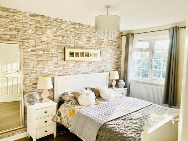 Charming 3 Bedroom House With Garden - Woking