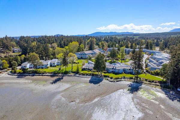 Beachside Townhouses At The Pacific Shores Strata Property - Parksville Beaches