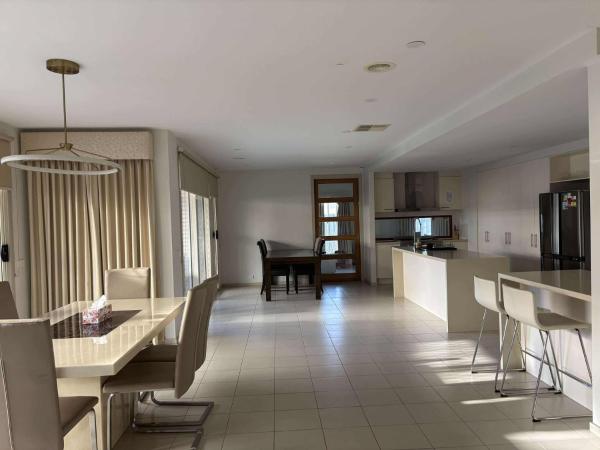 Lakeside House In Manor Lakes - Point Cook
