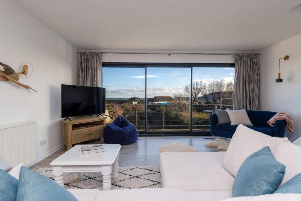 Beautifully Refurbished 4-bed Beachside Retreat - Selsey