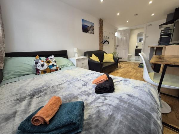 Your London Escape - Cosy Studio W Fast Wi-fi & Free Onstreet Parking - Botany Bay - London