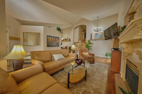 The Venetian Sleeps 8 Cozy Classic Taste Of Italy - Calgary