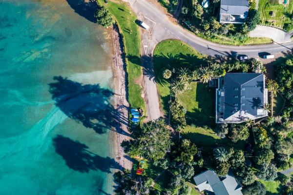 Lannan Beach House - Stay Waiheke - Waiheke Island
