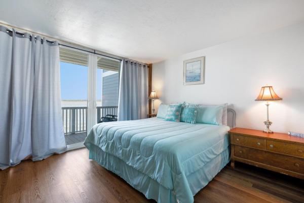 Cedar Key Breeze Gulf Front Townhouse - Cedar Key, FL