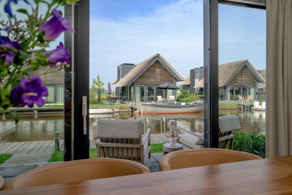 Aan Het Water Wetterhaghe Evt Met Stoere E Sloep - Friesland