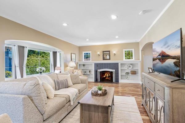 Queen Anne Charm Near Tech Hubs & Entertainment - Seattle, WA