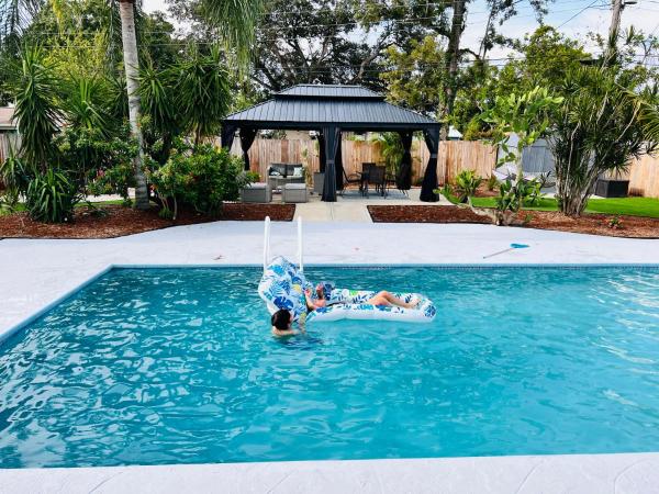 Tropical Oasis Near Beaches! 4br, Heated Pool, Fire Pit, Grill And More - Bradenton, FL