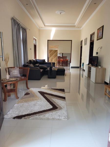 Guest House Griya Mundu Kerten - Surakarta