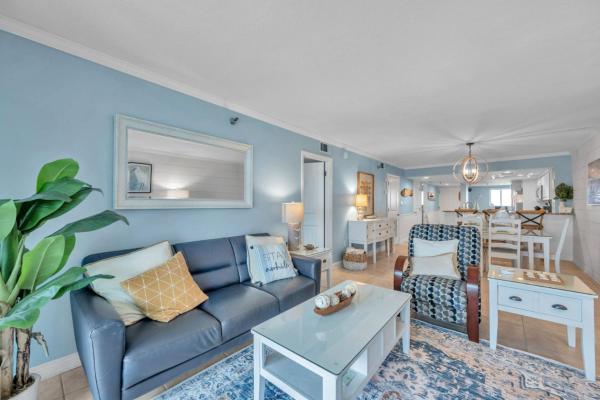 Cozy Coastal Condo With Pool And Stunning Gulf Views - Clearwater, FL