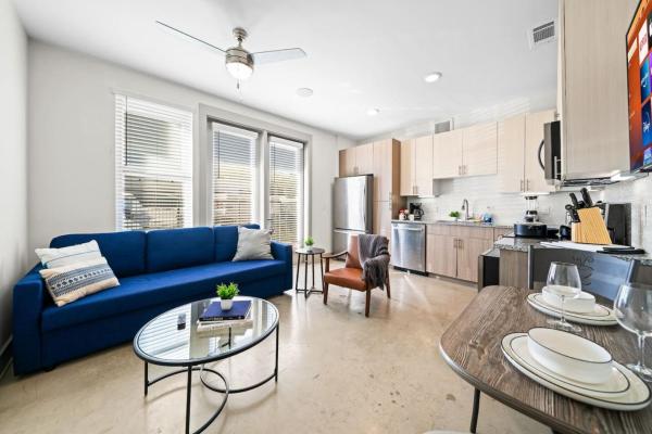Chic Retreat Poolside Comfort - Fairmount-Southside Historic District - Fort Worth