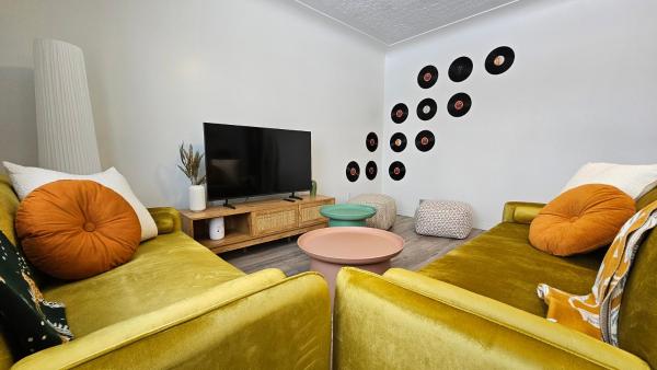 Retro Retreat - 3bdr, 1 Bath, Close To City Center - Edmonton