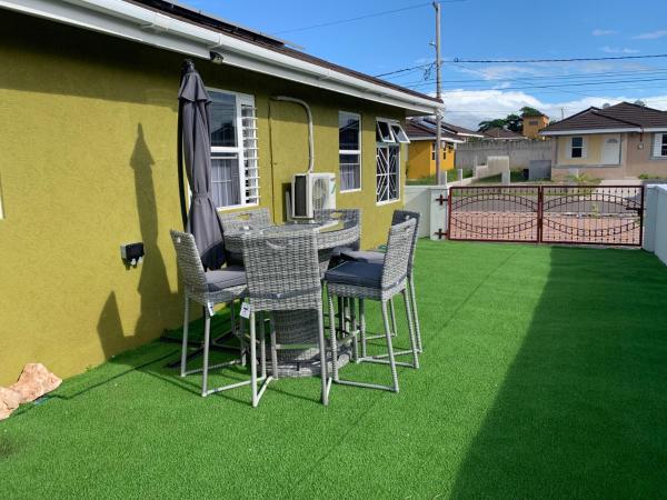 Harbour Oasis Retreat - Charming 2 Bedroom House - Jamaica