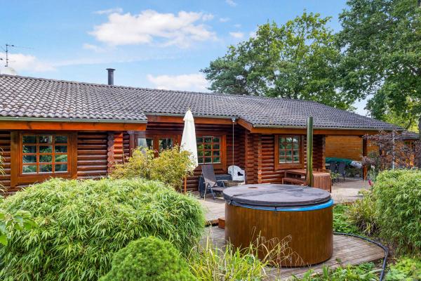 Charming Cabin With Wilderness Hot Tub - Danemark
